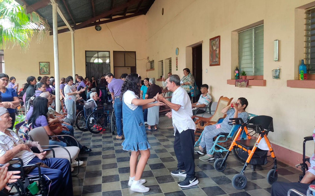 Visita al asilo de ancianos: Casa hogar “San Antonio” – Universidad ...